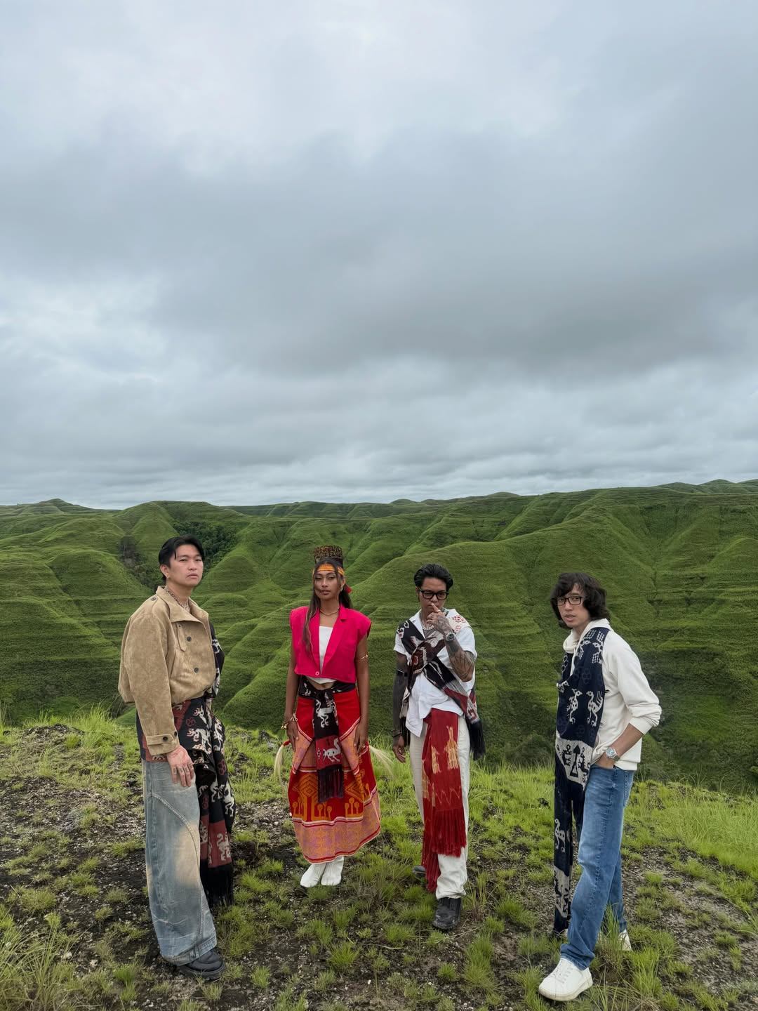 Lirik dan Makna Lagu "Your Side" Weird Genius Feat. Novia Bachmid ...
